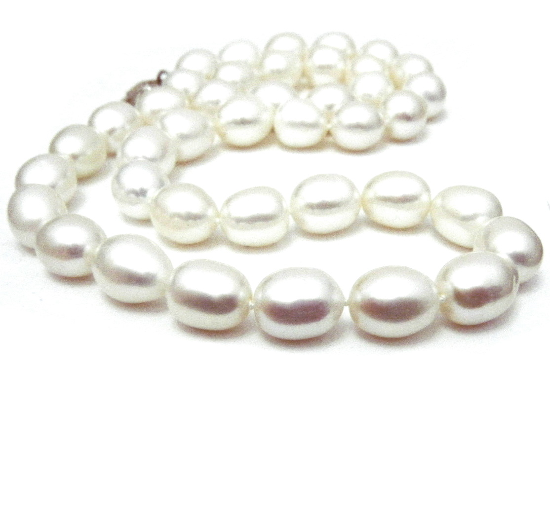 White pearl necklaces, Pearlescence